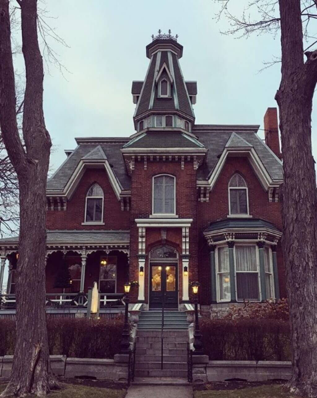 10 Haunted Hotels in Ontario