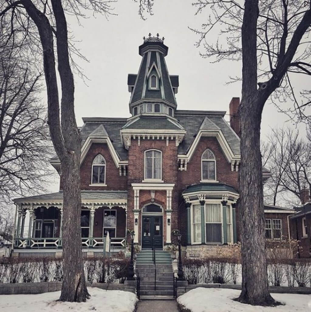 10 Haunted Hotels in Ontario